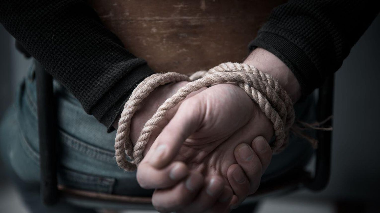 Były policjant jak gangster. Swoją ofiarę wywiózł za miasto Były policjant jak gangster. Swoją ofiarę wywiózł za miasto