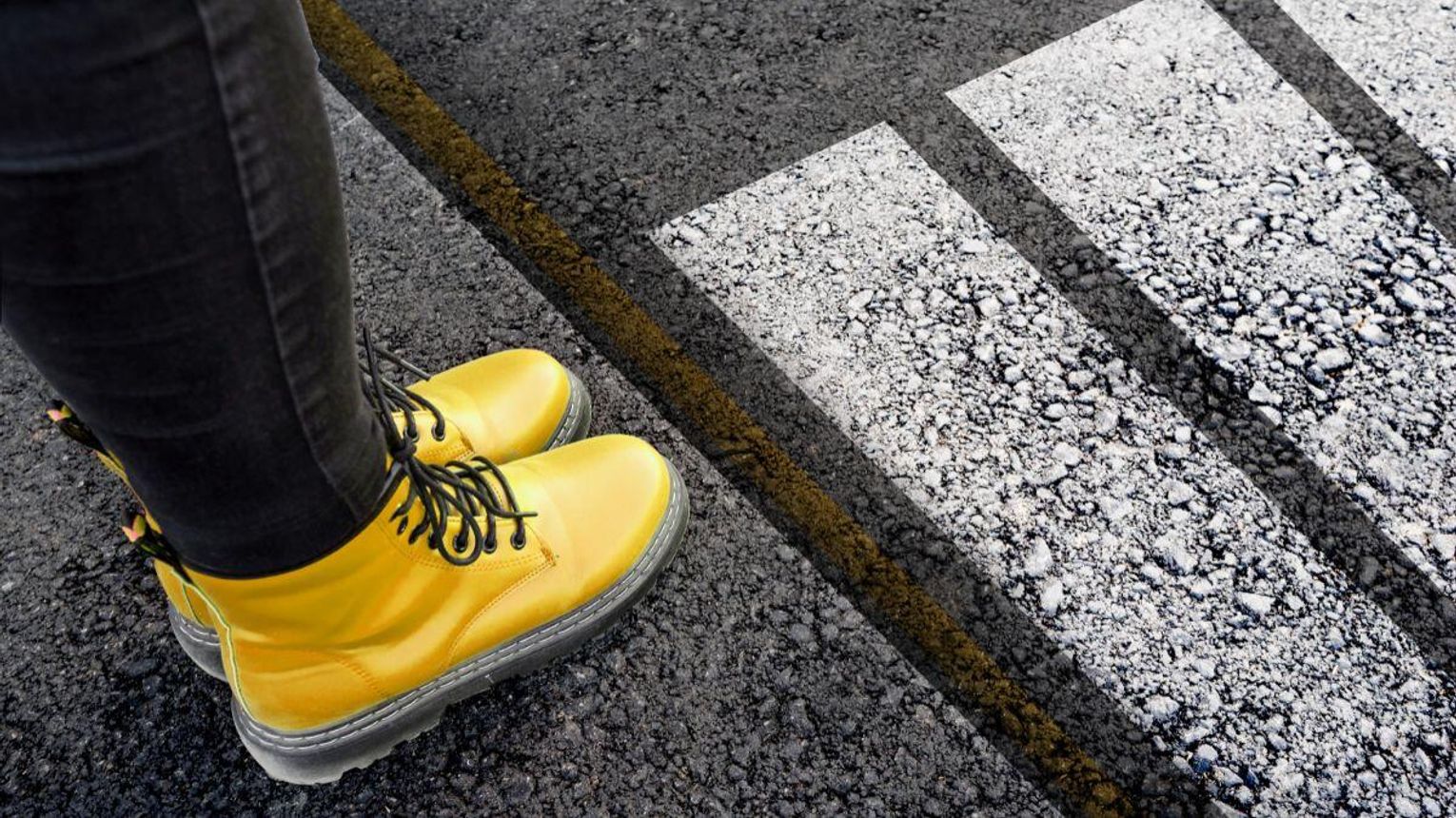 Chcesz przejść przez jezdnię, ręka w górę. Pomysł posła PiS